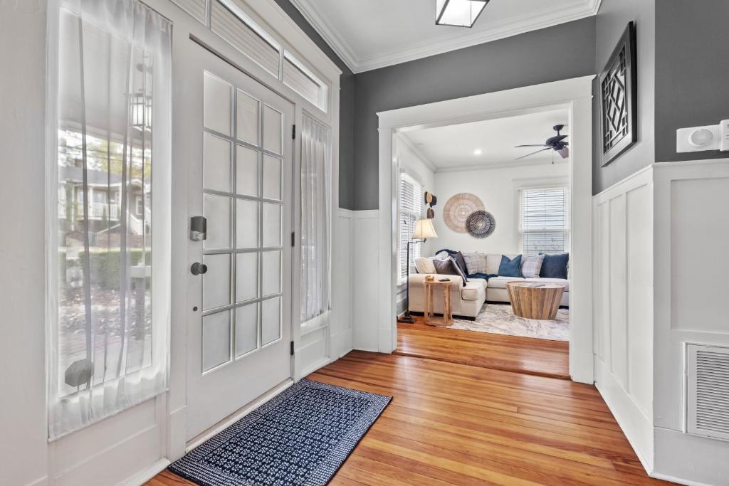 7 WEST Downtown & Dickson St!, Fayetteville (updated prices 2024)