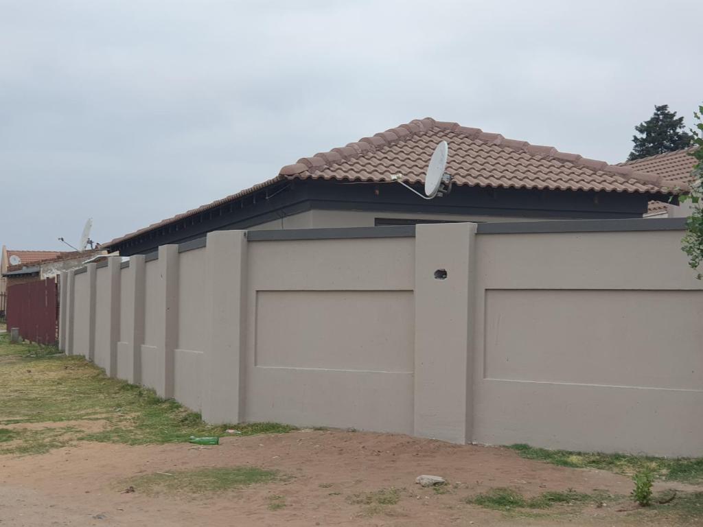 Zondile's guest lodge, eMbalenhle (updated prices 2026)