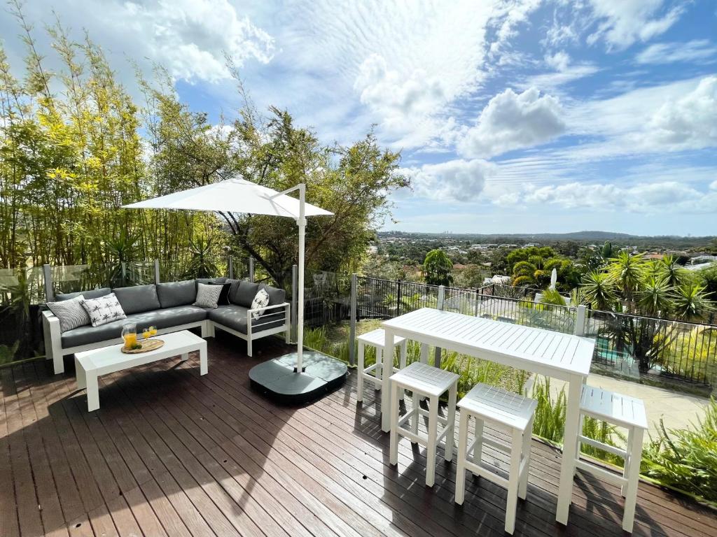 Gold Coast uninterrupted uphill view & big pool, Gold Coast ...