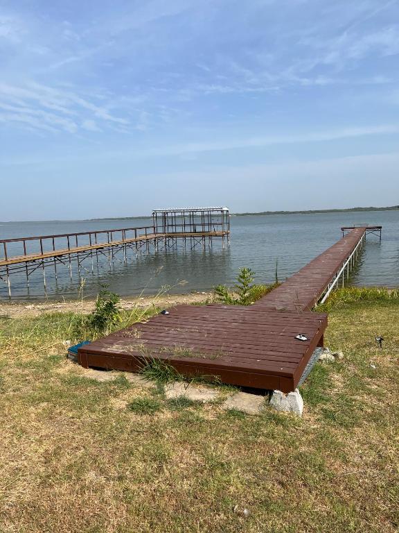 Beautiful lakefront house in private woods, Hawk Cove (updated prices 2025)