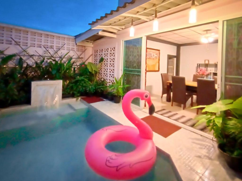 101@Sukhumvit. +simple HOUSE +small POOL +near BTS, Phra Khanong ...