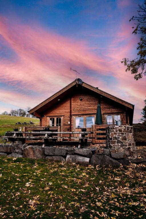 The Bothy -Log cabin in wales - with hot tub, Newtown – Updated 2024 Prices