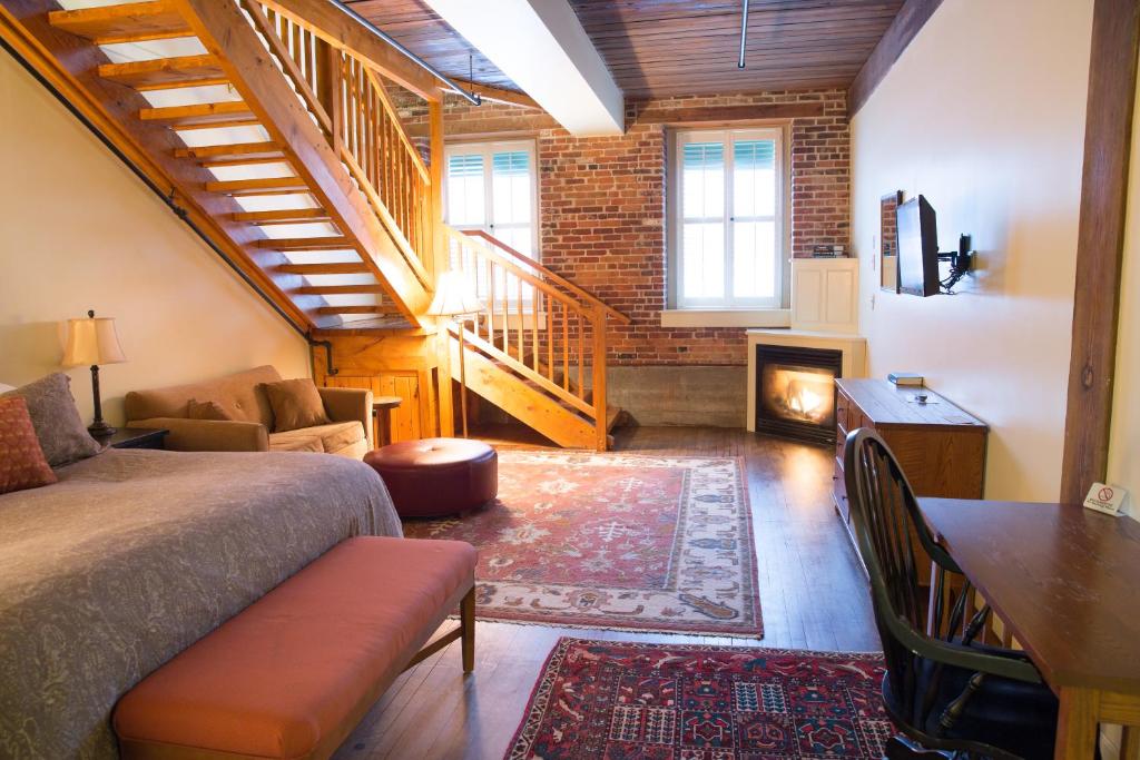 The Common Man Inn & Restaurant, Claremont (updated prices 2025)