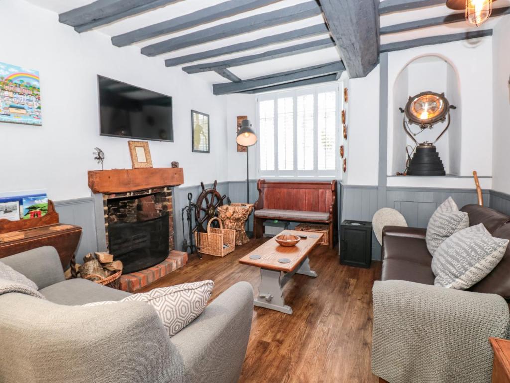 Dancing Beggars, Dartmouth (updated prices 2026)