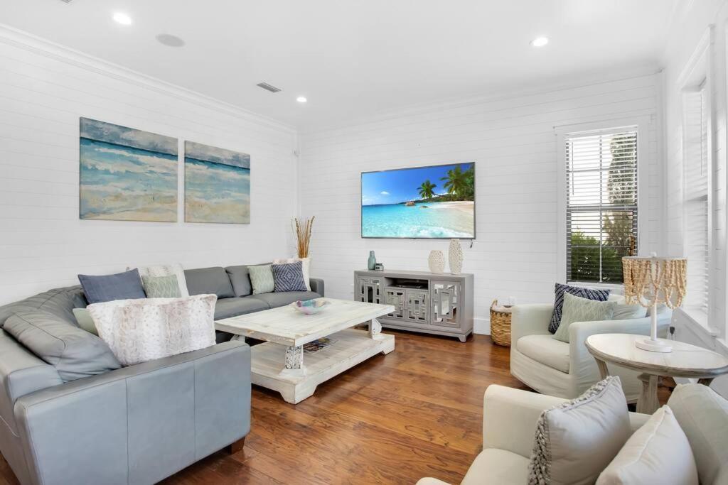 Large 4 bedroom with bunk room and 2 golf carts!, Destin (precios ...