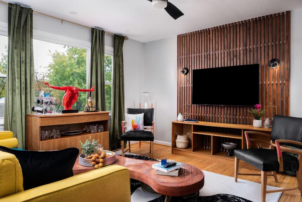 Eclectic Mid Century Modern 3BD/3BA with *Hot Tub*, Arlington (updated ...