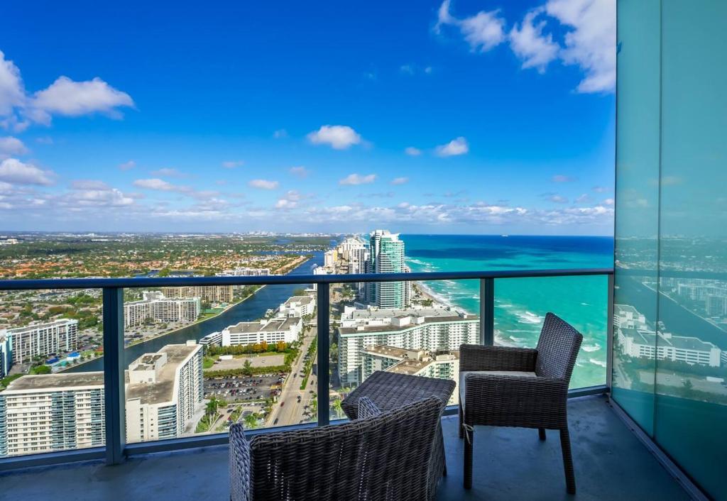 Beautiful Beachfront Penthouse, Hollywood (updated prices 2024)