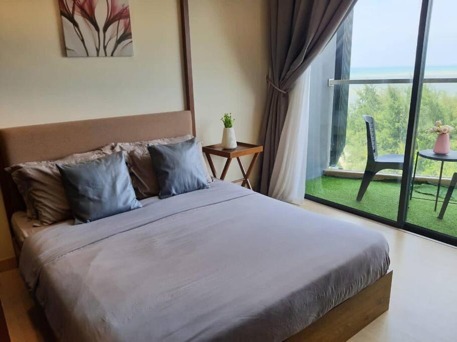 Timurbay Seaview Resident Studio with 1 BR Family Suite, Kampung Sungai ...