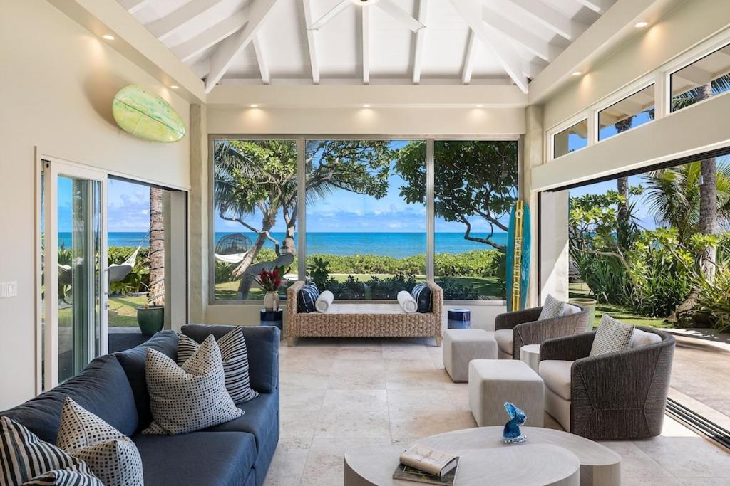 Luxury beachfront villa on a world class beach in Kailua, HI, Kailua ...