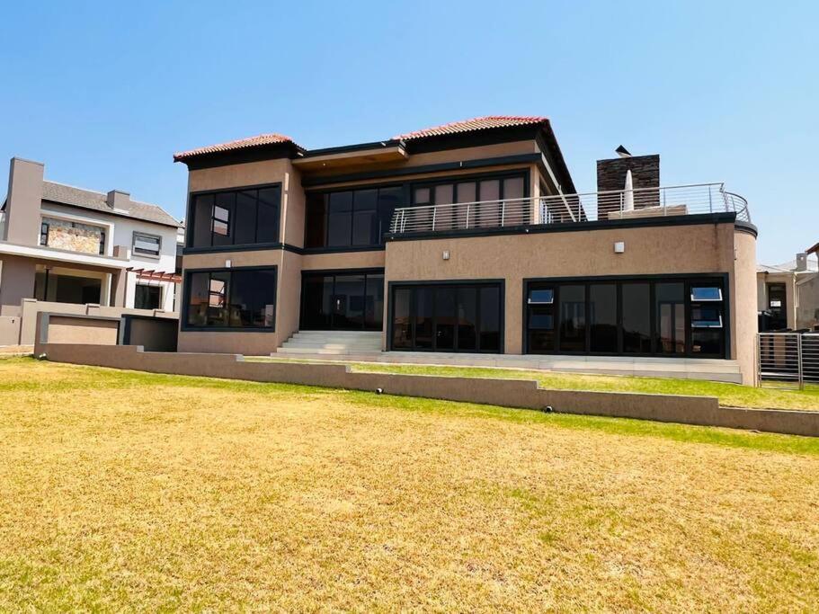 الفيلات Modern 5 bedroom house in a secure estate (جنوب أفريقيا ...