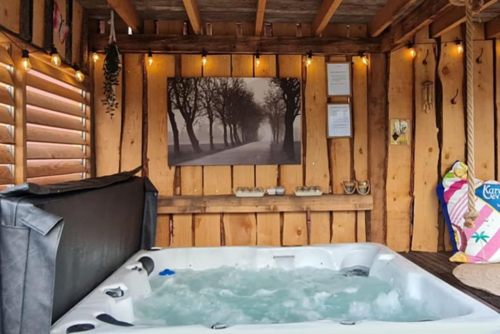 wellness chalet met jacuzzi, sauna, omheinde tuin,, Sint-Annaland ...