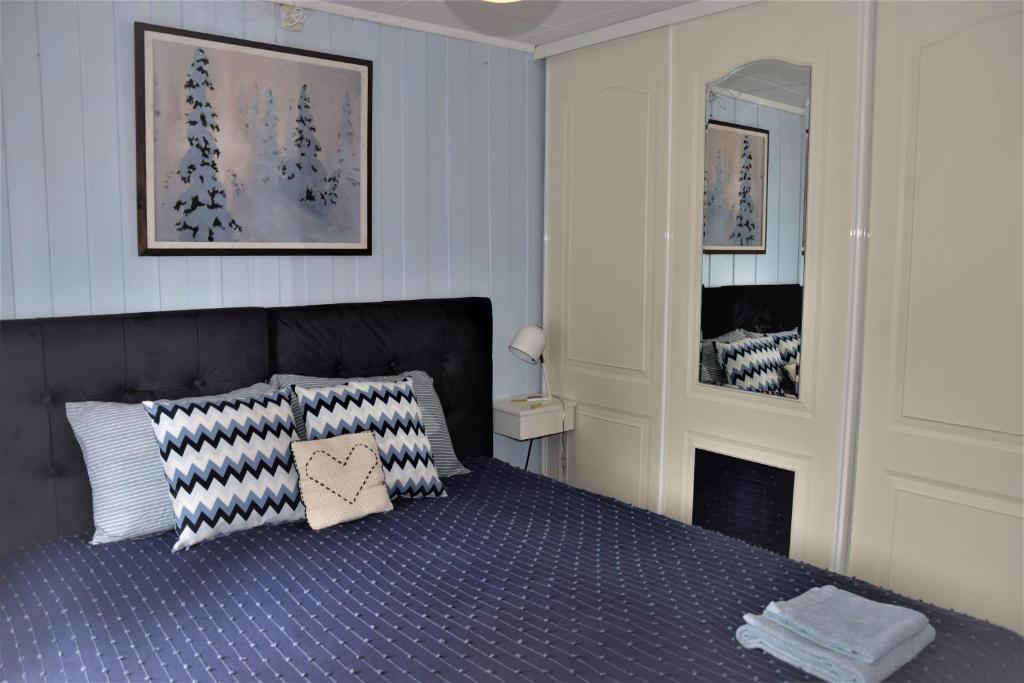 Large apartment with its own entrance, Rotnes (precios actualizados 2024)