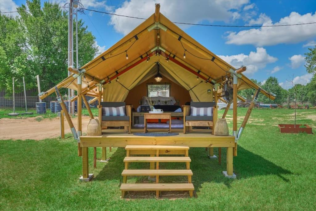 Tente de luxe Incredible Safari Tent at BeeWeaver Honey Farm (USA ...