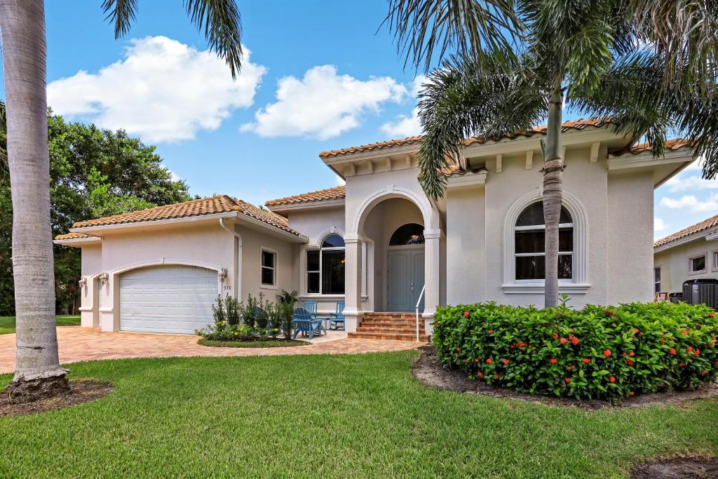 Home with pool/spa, ping pong and steps to beach/food, Marco Island ...