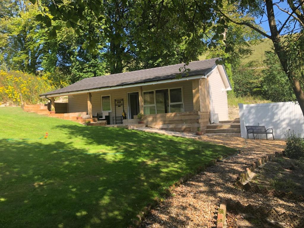 A Detached Garden Lodge, Hot Tub, Heating, WiFi & Parking, Long Bredy ...