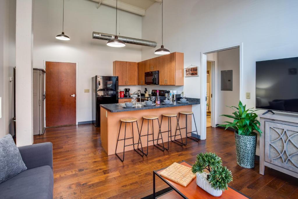 NY Style Centric Loft with King Bed by Park ave, Rochester (preços ...