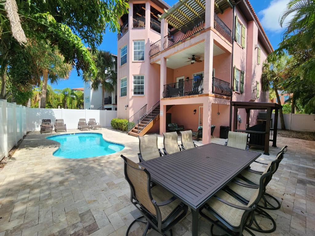 4 Bedroom Beach House With Private Pool And Walking Distance To Beach And Stores Home - Holmes Beach, FL