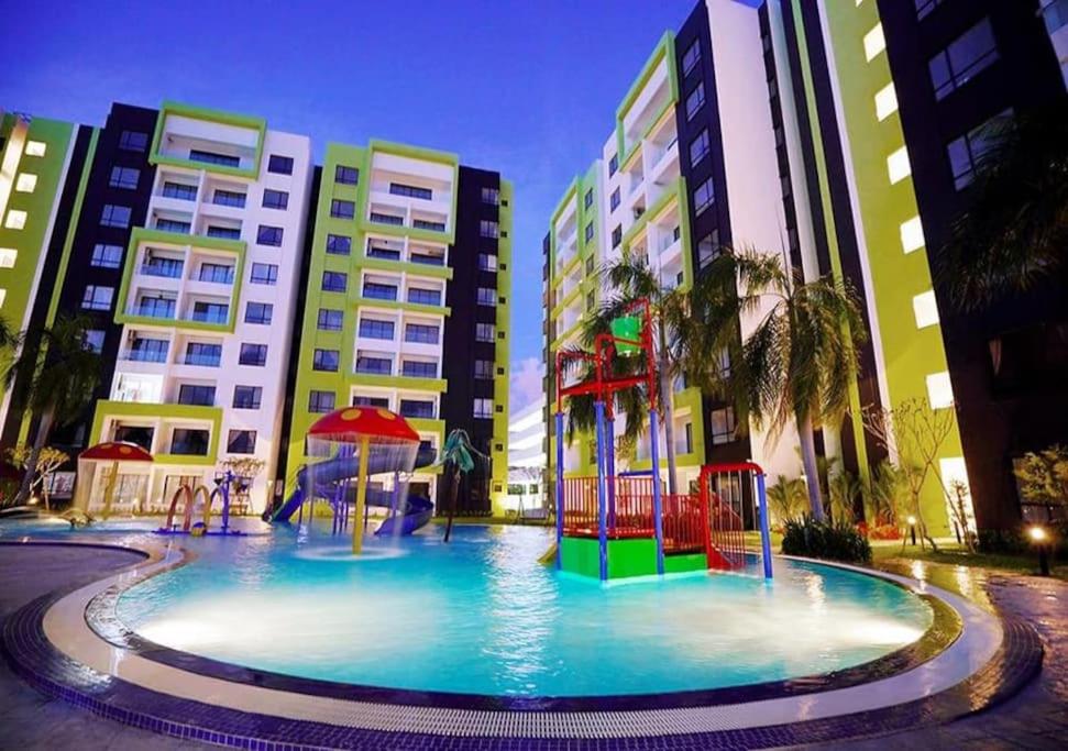 Cozy PoolSide Waterpark Manhattan Homestay Ipoh City3room NETFLIX, Ipoh ...