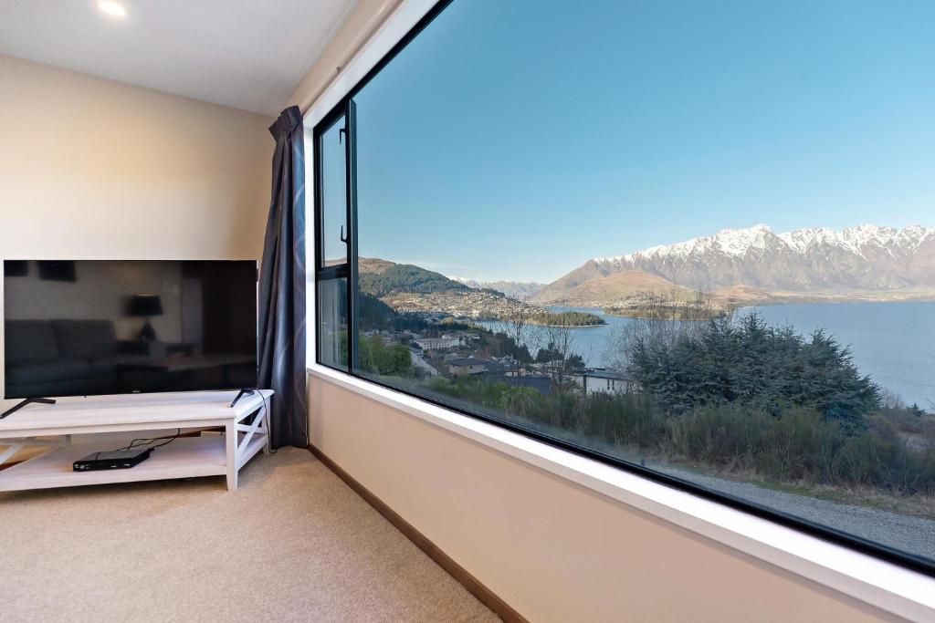 Stunning lakeview and mountain family retreat, Queenstown (updated ...