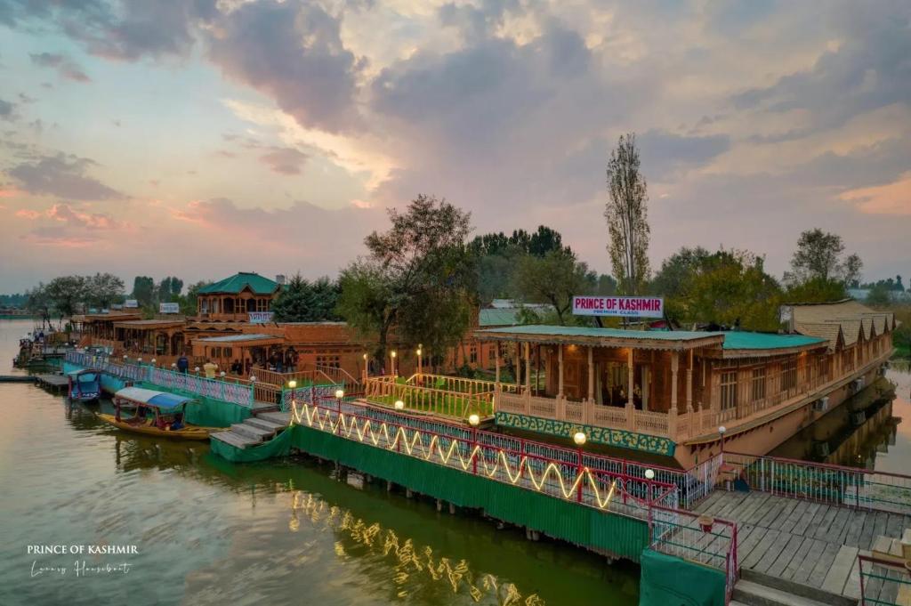 Prince Of Kashmir Luxury Houseboat - Srinagar