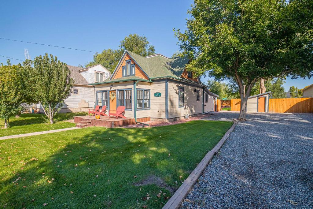 Atchee III - Cozy Downtown Cottage with backyard oasis, Fruita ...