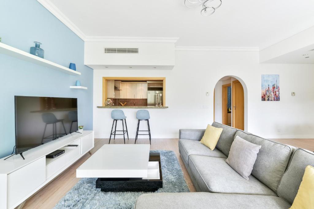 Shoreline · Beachfront Luxury Palm Jumeirah · Free 5* Beach Resorts ...
