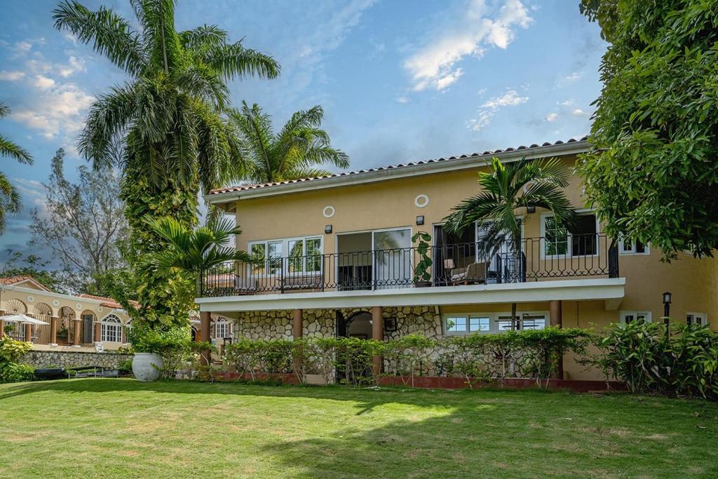 Hospitality Expert MMC - Fun Pool Bar & Beach, Montego Bay (updated ...