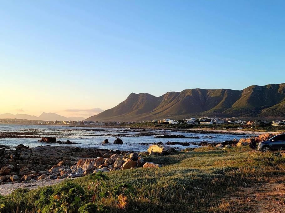 Adorable 2 Bedroom Cottage with spacious veranda, Hermanus (updated ...