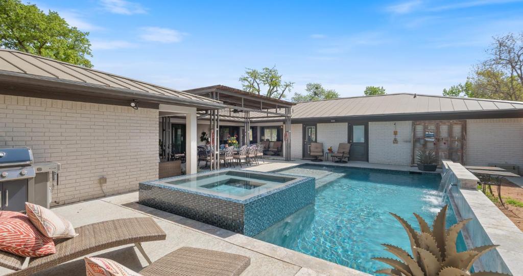 Stylish 3BR House with Swimming Pool and Walking to HSB Resort ...