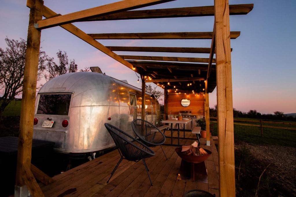 Tin Can Retreat - Vintage Trailer Motel - Retro Adventures in West ...