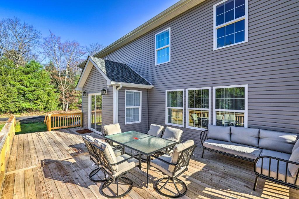 Community Beach and Lake Pocono Summit Escape, Pocono Summit (updated ...