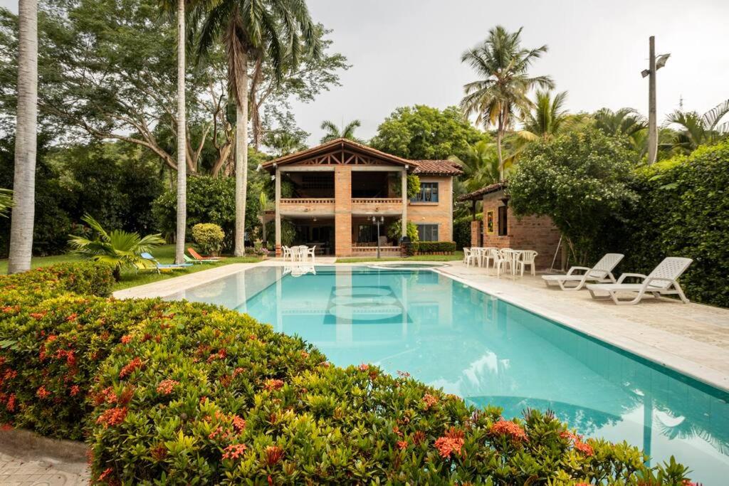 Encanto Hermosa finca con piscina, turco y jacuzzi, Frontino (updated prices 2024)