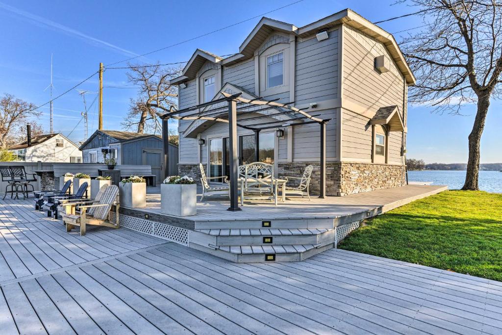 Michigan Island Lake House with Pontoon Boat!, Fenton (updated prices 2026)
