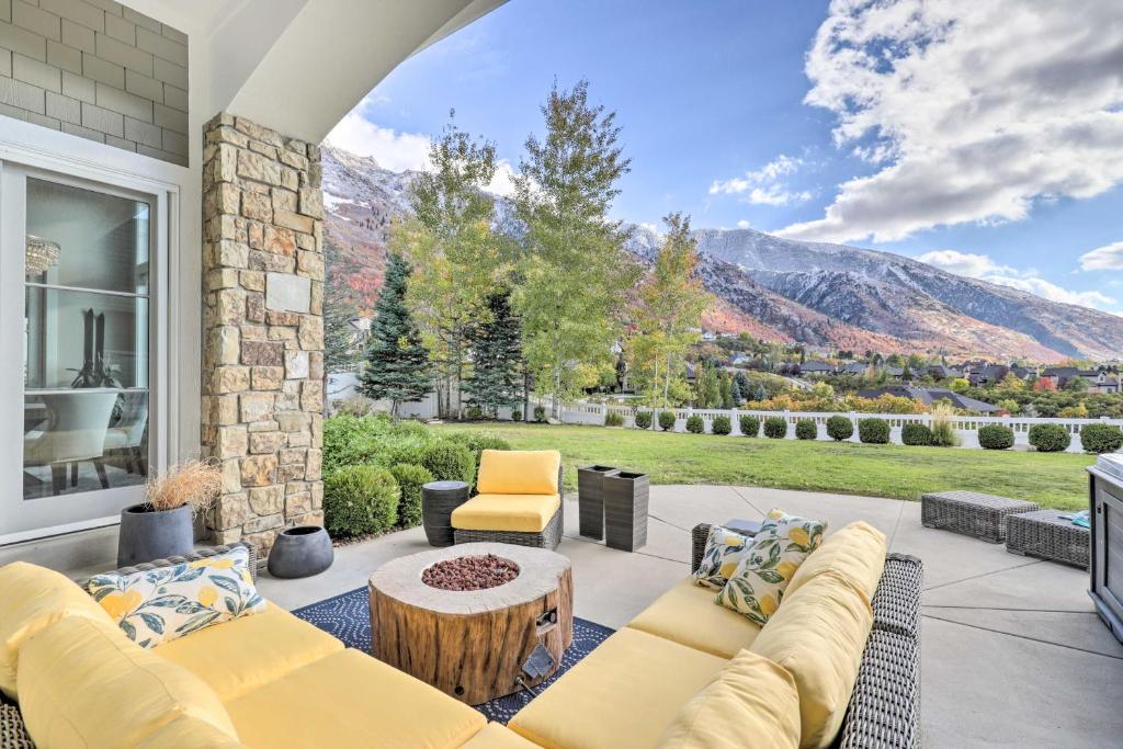 Holiday home Luxe Sandy Home with Hot Tub 9 Mi to Skiing!, USA ...