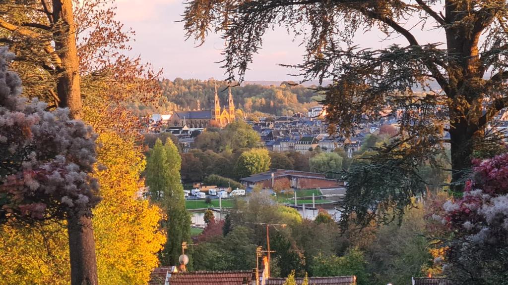 Maison 6ch, vue sublime & parc arboré | Apartment in Charleville ...