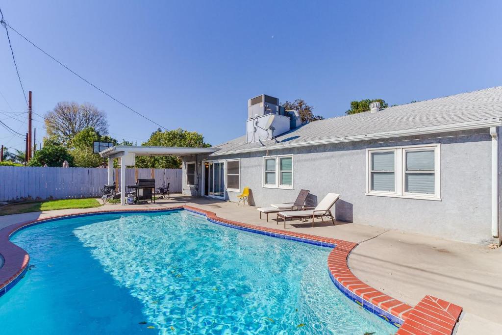 4 bedroom house with a pool, Reseda (updated prices 2025)