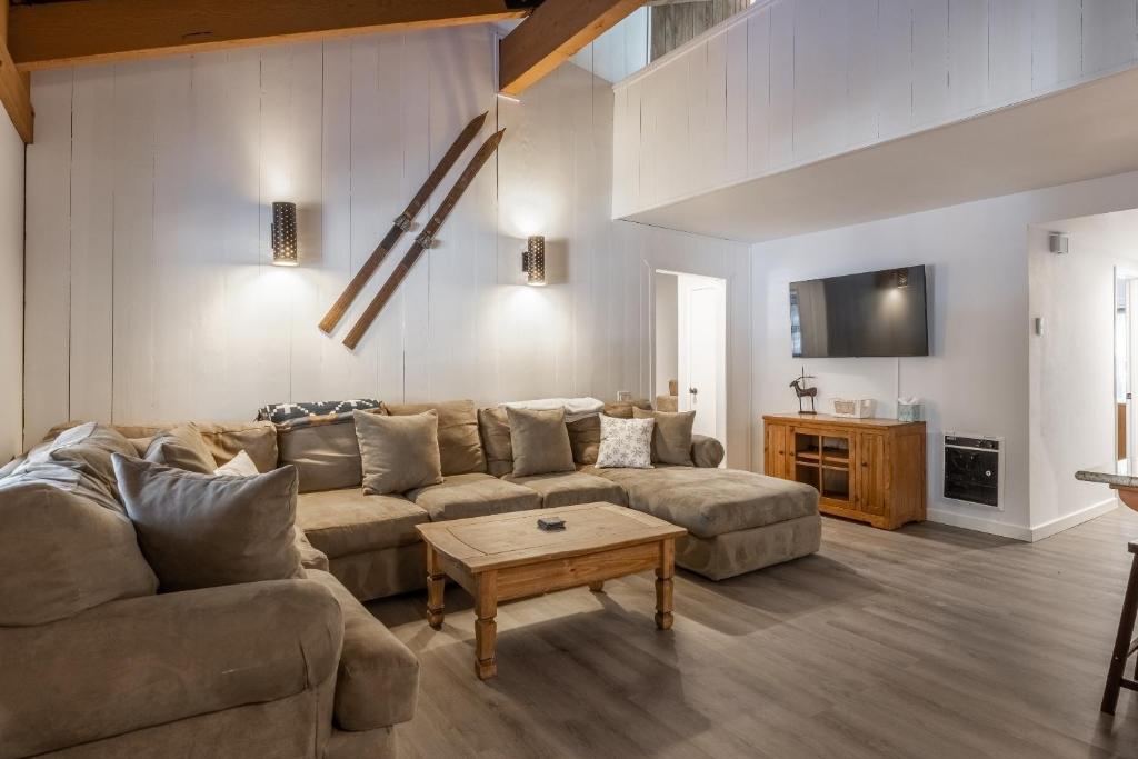 Horizons IV 180 New Luxurious Listing Fully Remodeled 2 Bedrm Plus Loft ...