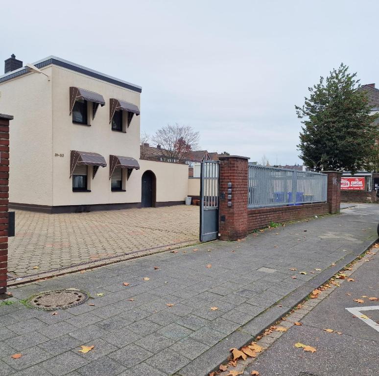 Tolstov House - 6 Room House with Terrace - 30min Messe DUS ...