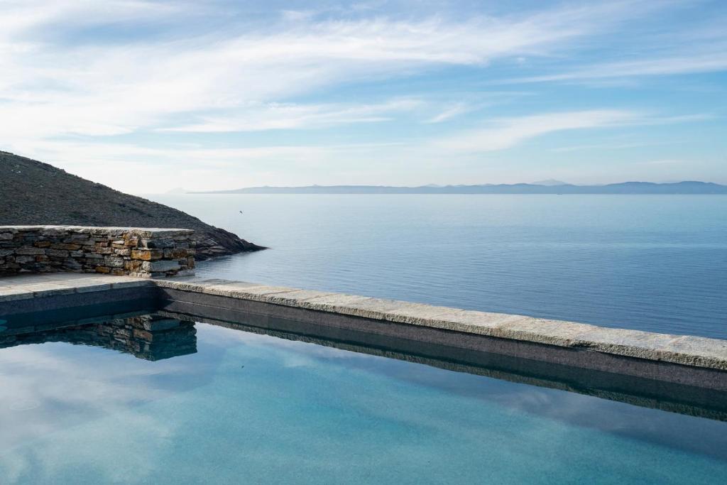 Luxury villa Ammos with a swimming pool overlooking the beach of Xyla ...