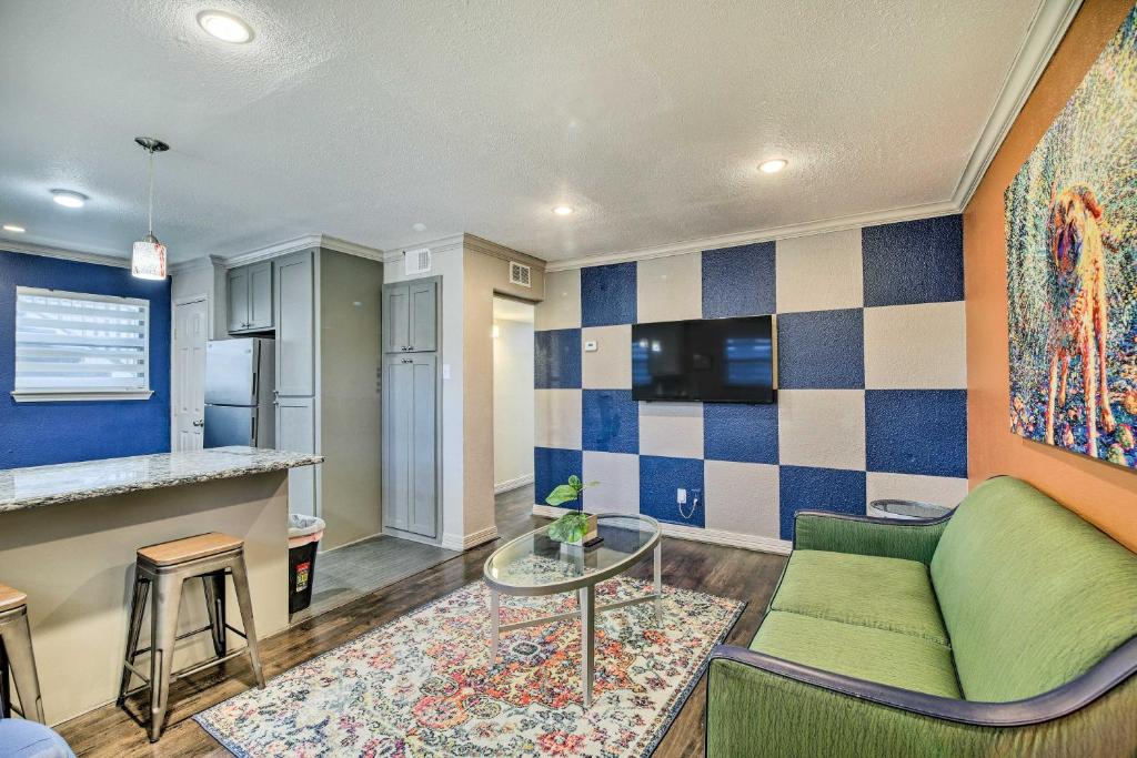 Vibrant Houston Condo with Fire Pit Less Than 4 Mi to Dtwn!, Houston ...