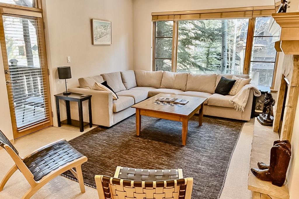 Arrowhead Escape, Edwards (updated prices 2026)