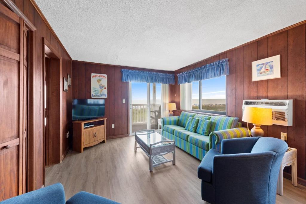 Cozy oceanfront condo, rustic wood paneling and fully equipped kitchen ...