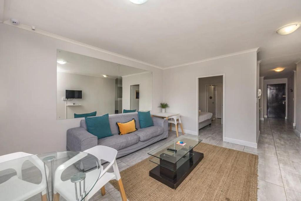 Bright 2 Bedroom Apartment in the Heart of Town, Cape Town, South ...