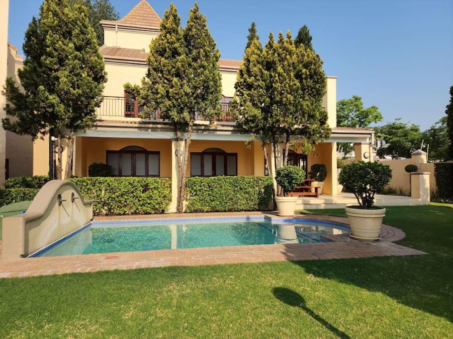 Modern 2 Bedroom apartment with club house pool, Sandton (updated ...