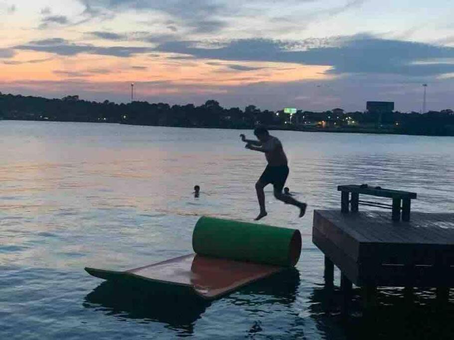My Happy Place Lakeside - Waterfront Retreat, Willis (updated prices 2026)