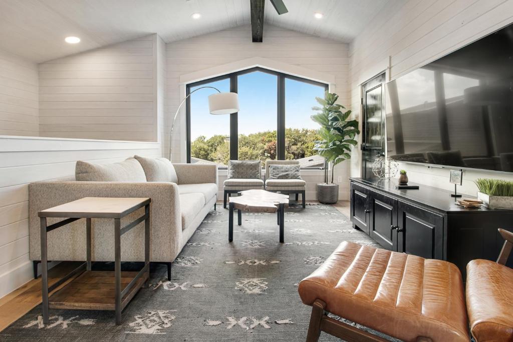 Riverbend Treehouse #2, Spicewood – Updated 2022 Prices