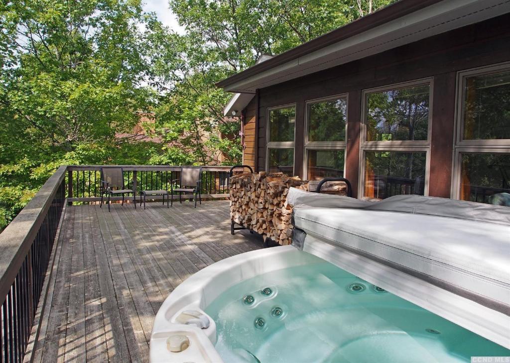 Mountaintop Lookout with Hot Tub under the Stars, Hunter (precios ...