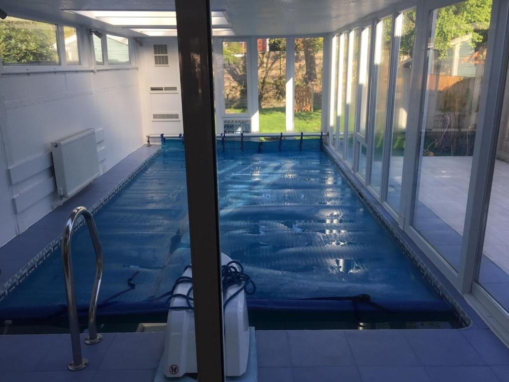 River House With Heated Pool (Apr-sep), Parking & Garden - London