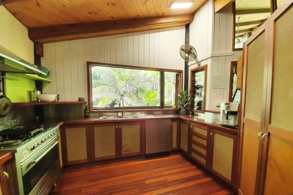 BUTTERFLY BEND - 3 Bedroom Daintree Beach House, Cow Bay (updated ...
