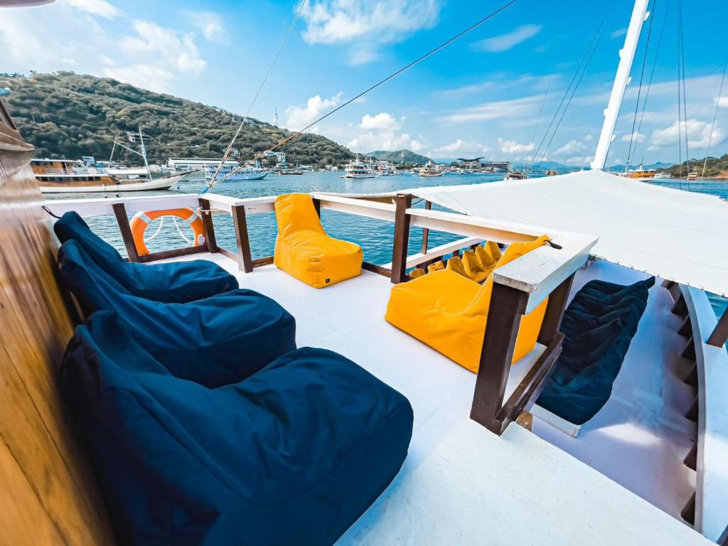 Liveaboard Komodo tour 3 days 2 Night Depart every Friday, Labuan Bajo ...